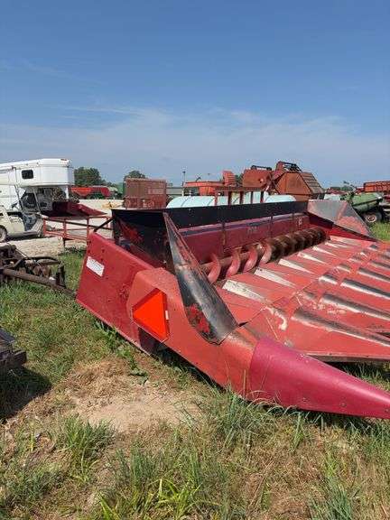 IH 983 8-row corn head - Schmid Auction
