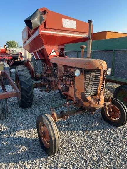Case Vac wide front tractor, does not run - Schmid Auction