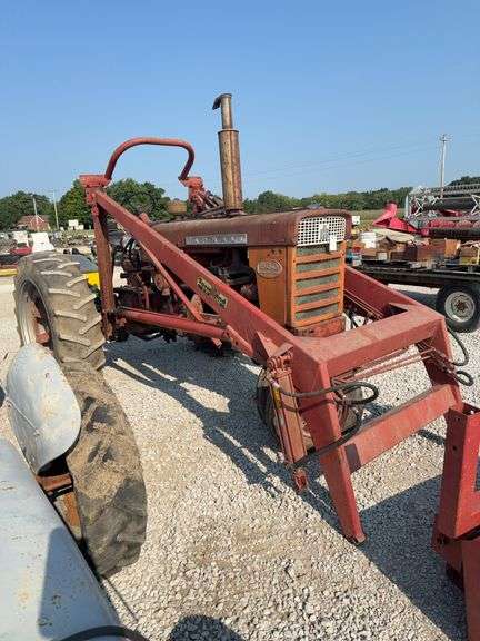 IH 560 gas tractor NF ran 1 year ago w/Farmhand loader has new ...