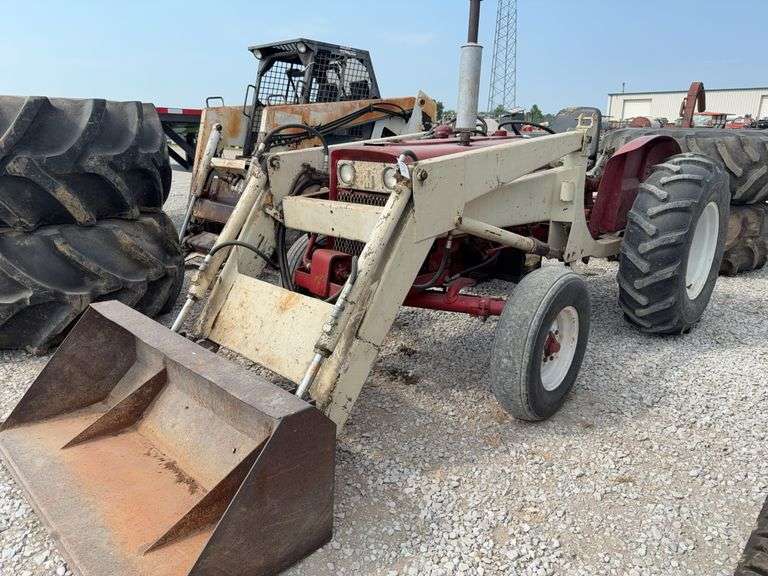 IH 2424 Tractor, drove in, with loader bucket, 2-way hyd., 3pt rear ...