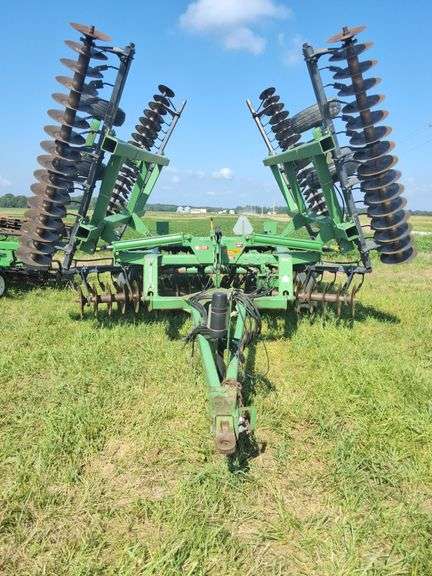 John Deere 637 Disk, 32' Disk 7 1/2'' spacing, tandem axle, 18'' Front ...