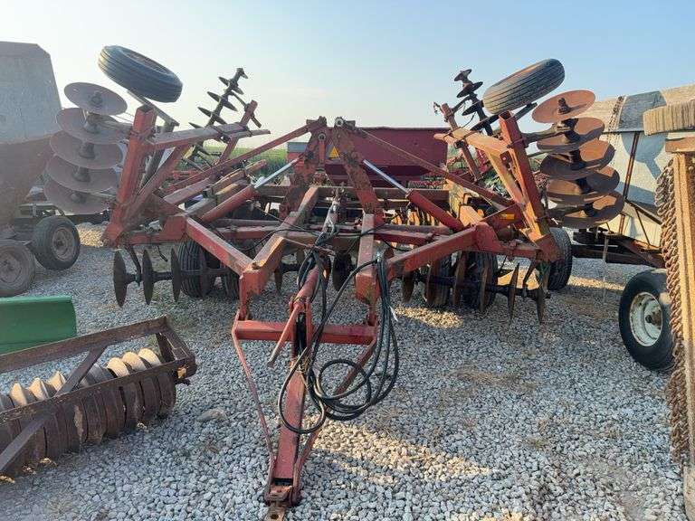 International 490-disc 24ft, new front blades, 9" spacing, hydraulic ...