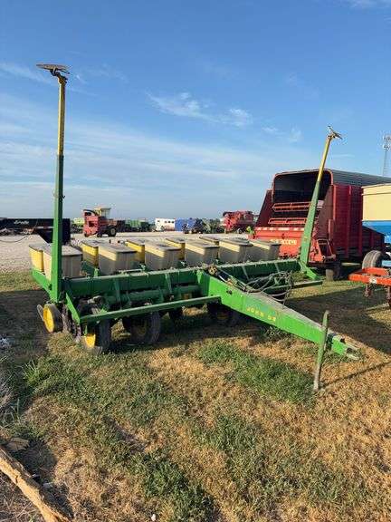 John Deere 7000 planter, 30" rows, JD monitor, extra meters, ground ...