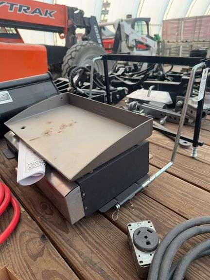 Suburban elite griddle - Schmid Auction