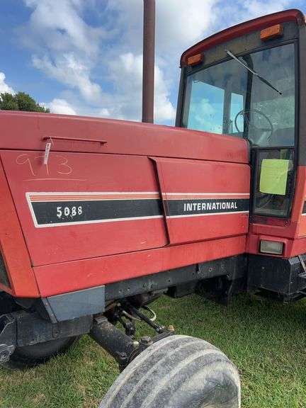 1982 International 5088 cabbed tractor, rear duals, s/n: 36811, runs ...