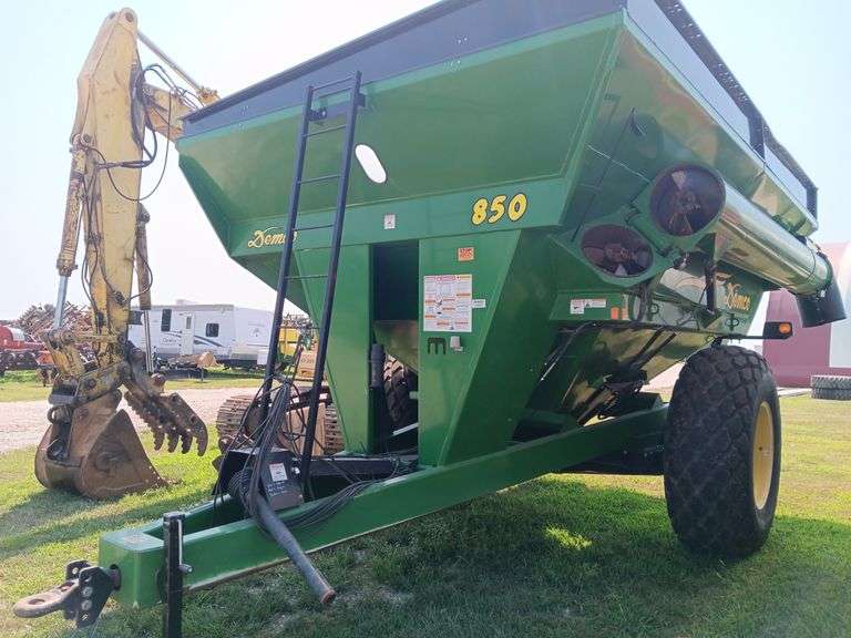 Demco 850 grain cart, 17'' Auger, Big 100pto, Hyd. Auger Tilt, Like New ...