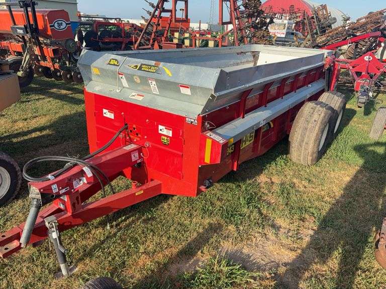 H&S 3243 heavy duty manure spreader, 2 rear beaters, slop gate, tandem ...