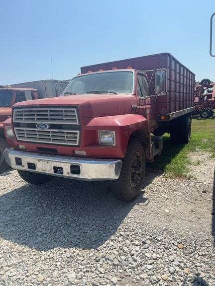 1987 Ford F800 Grain Truck, 52'' x 16ft long, single axle, runs and ...