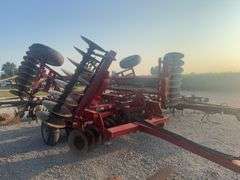 International 3900 18ft Disc, 7 1/2'' blade spacing, very nice, shedded ...