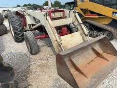 IH 2424 Tractor, drove in, with loader bucket, 2-way hyd., 3pt rear ...