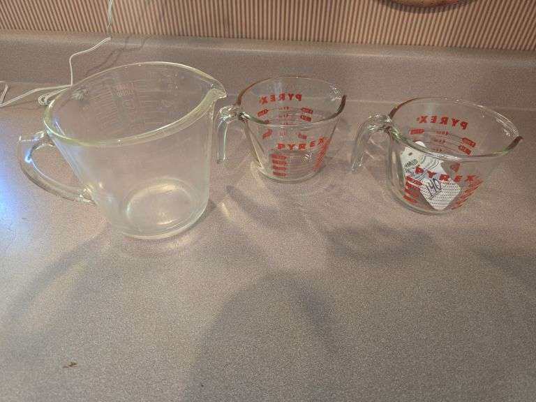 Pyrex glass measuring cups, 1 cup and 4 cups - Schmid Auction