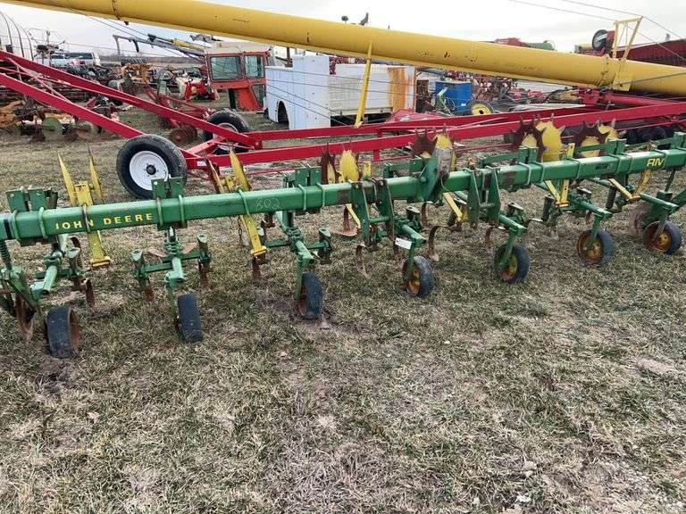 John Deere 3pt RM 6 Row Cultivator - Schmid Auction