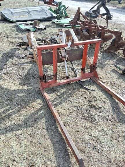 International 1701 Loader with forks - Schmid Auction