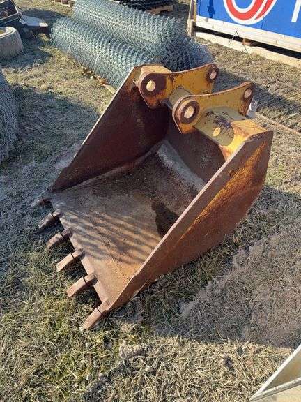 Case 33" backhoe bucket - Schmid Auction