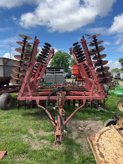 Massey Ferguson 25ft 820 Disk with leveling bar, 9'' spacing, 7 1/2 ...