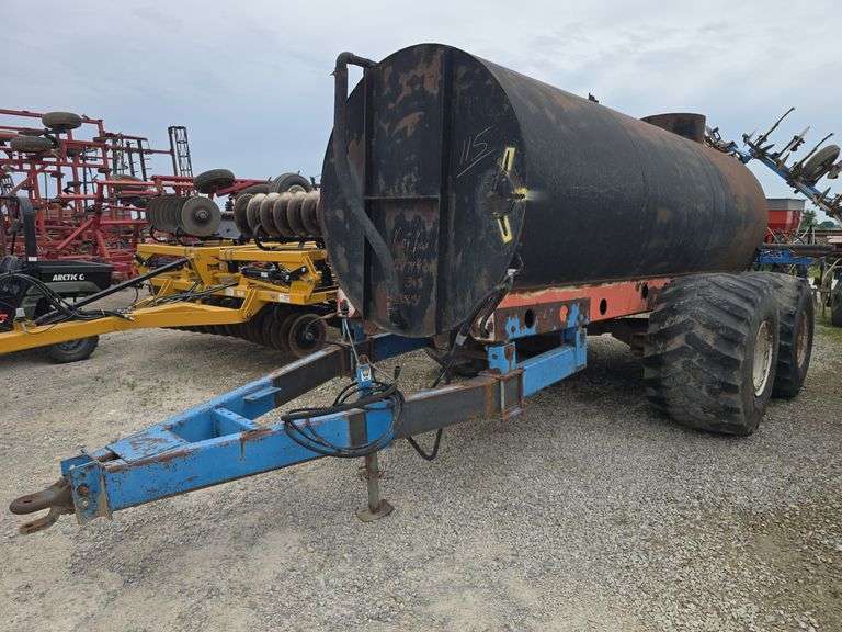 4000-gallon slurry tank, top fill, hydraulic rear discharge - Schmid ...