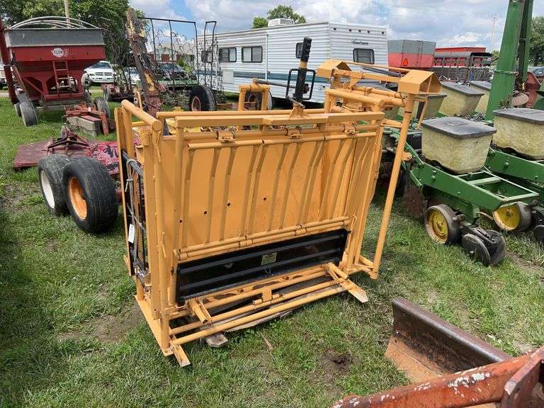 Calf/Goat/Sheep Squeeze Catch Chute, Low use, Automatic Head Catch ...
