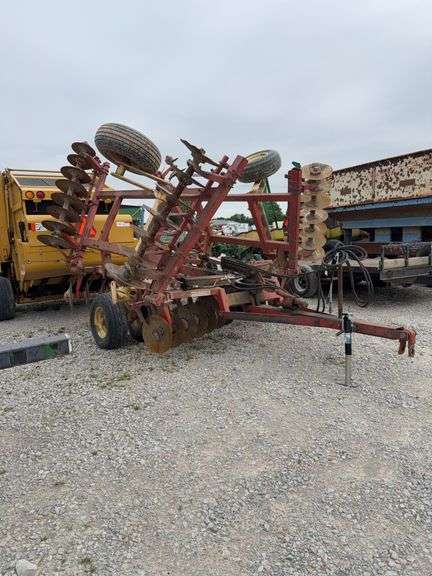 Krause 21ft disk, tandem axle, 9" spacing - Schmid Auction