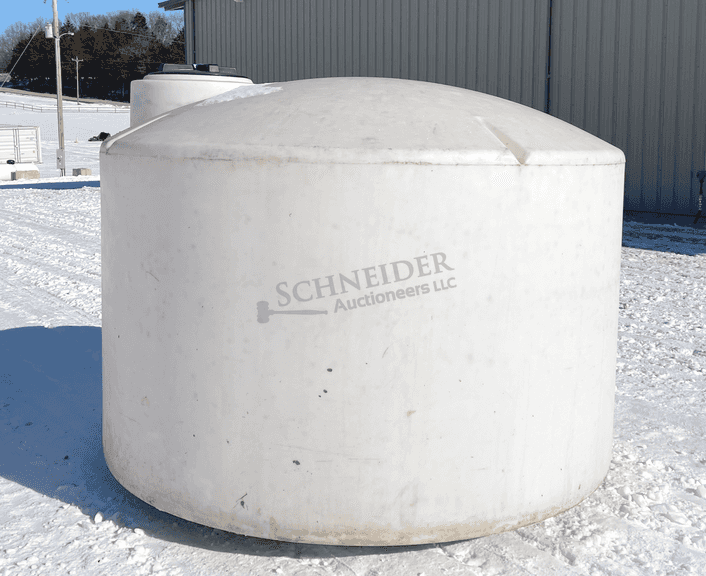 1550 gallon round poly tank - Schneider Auctioneers LLC