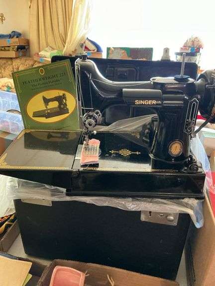 Beautiful featherweight 221 portable singer sewing machine in great ...