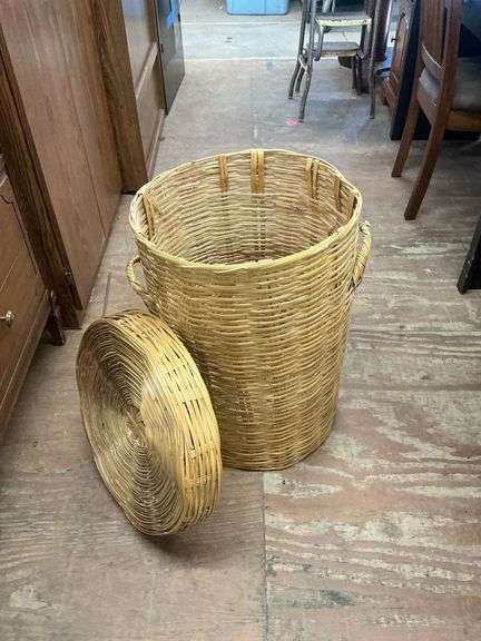 wicker clothes basket with a lid - SCHULTIS & SON, INC.