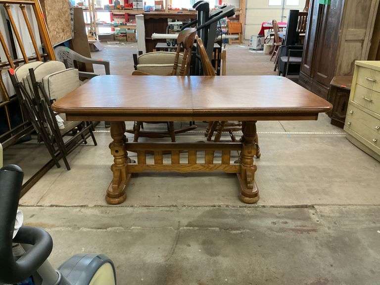 very nice oak dining room table - SCHULTIS & SON, INC.
