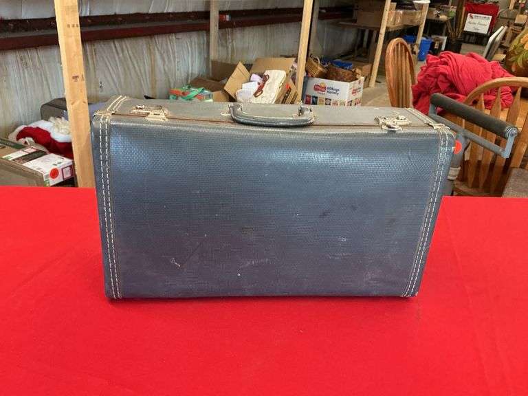 vintage suitcase and three essential oil carrying cases - SCHULTIS ...