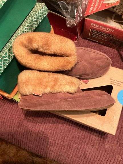 Tamarac sheepskin slippers, size 8 - SCHULTIS & SON, INC.