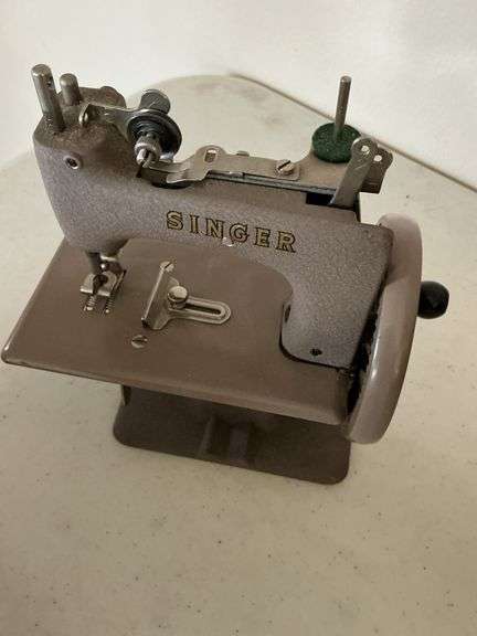 Vintage Singer, mini handy sewing machine - SCHULTIS & SON, INC.