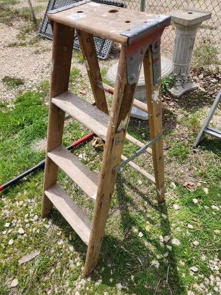 4 ft. Wood step ladder - SCHULTIS & SON, INC.