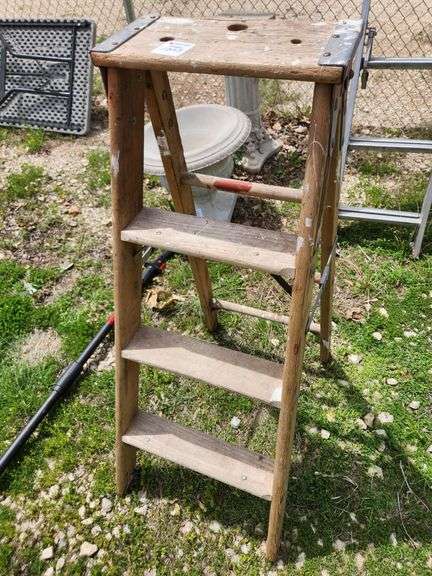 4 ft. Wood step ladder - SCHULTIS & SON, INC.