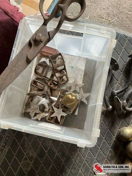 Box of horse items including a bit, brass hame knobs, cast iron hooks ...