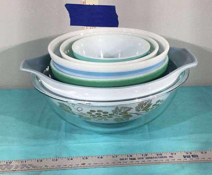 Assorted Pyrex Bowls - Sherwood Auctions