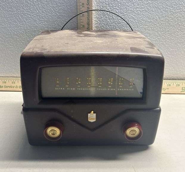 Mallory Old School Ultra High Frequency Radio - Sherwood Auctions