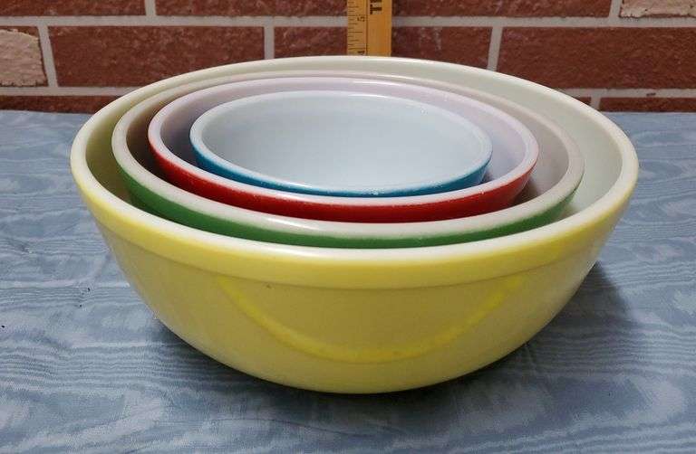 Pyrex Primary Mixing Bowl Set. - Sherwood Auctions