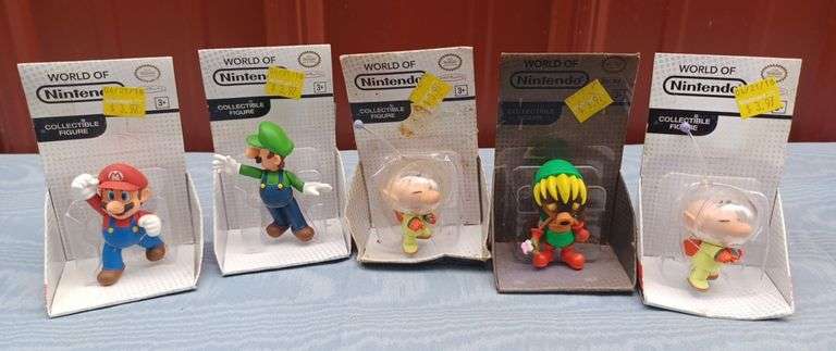 5 World of Nintendo Collectable Figures - Sherwood Auctions