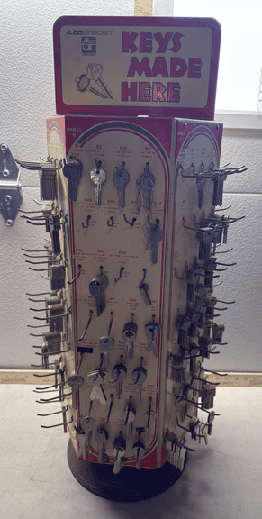 ILCOUNICAN Keys Made Here Advertisement Display - Sherwood Auctions