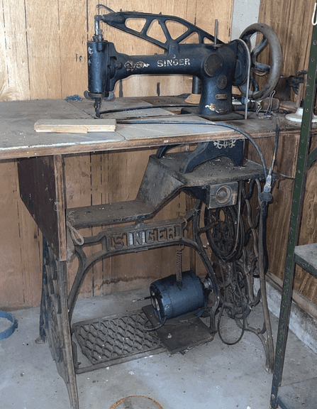 Singer 29-4 Pedal Sewing Machine - Sherwood Auctions