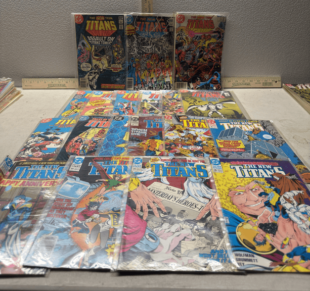 DC The New Teen Titans Comics - Sherwood Auctions