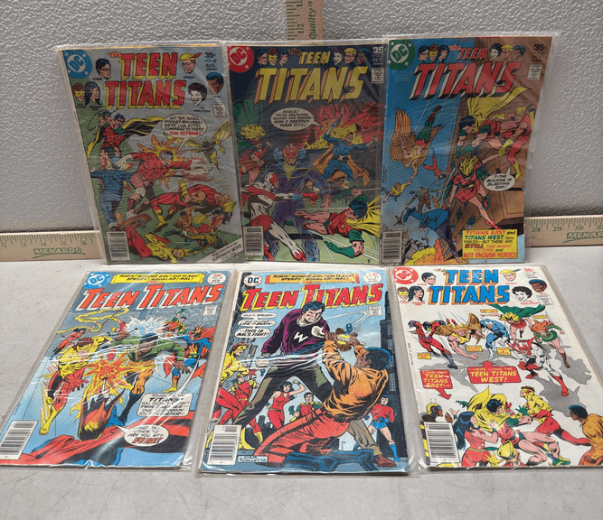 DC The Teen Titans Comics - Sherwood Auctions