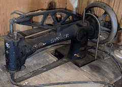 Singer 29-4 Pedal Sewing Machine - Sherwood Auctions