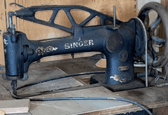 Singer 29-4 Pedal Sewing Machine - Sherwood Auctions