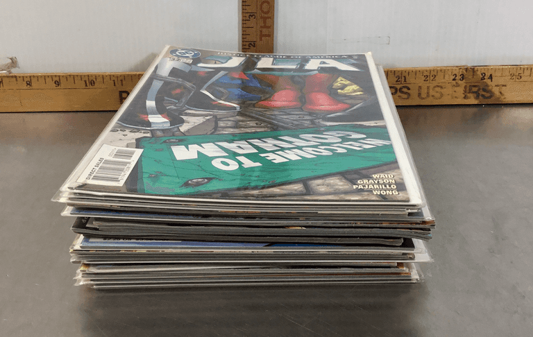 Stack Of JLA Comic Books - Sherwood Auctions