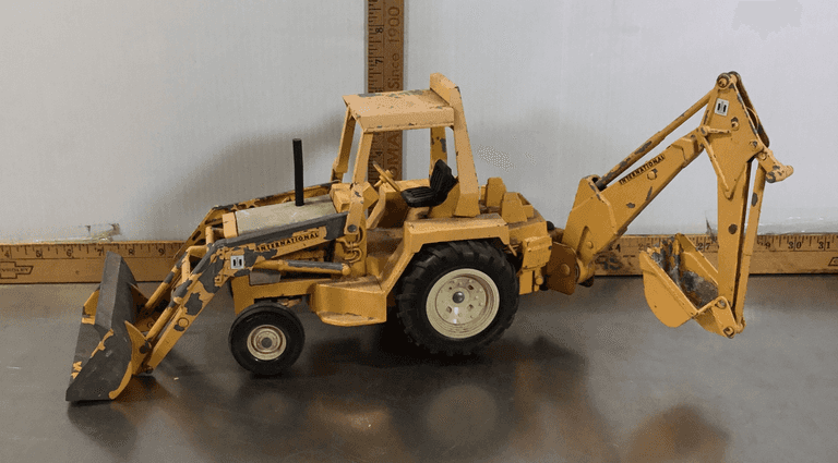 ERTL International Backhoe - Sherwood Auctions