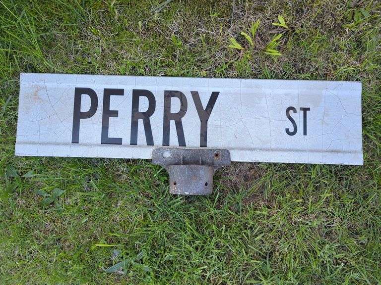 Metal Perry St. Street Sign - Sherwood Auctions