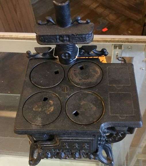 Cast Iron Queen Stove 6.5"x5"x4" - Sherwood Auctions