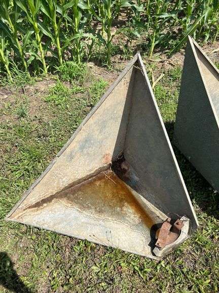 Auger Chute Extension And Gravity Box Pan - Sherwood Auctions
