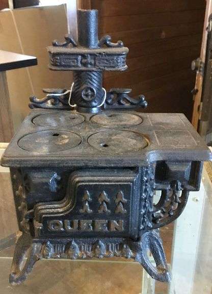 Cast Iron Queen Stove 6.5"x5"x4" - Sherwood Auctions
