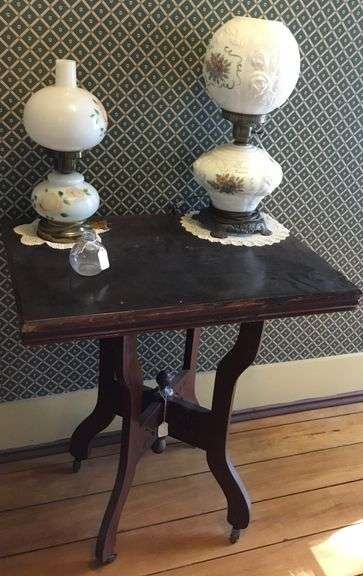 Parlor Table and Lamps - Sherwood Auctions