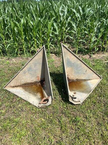 Auger Chute Extension And Gravity Box Pan - Sherwood Auctions